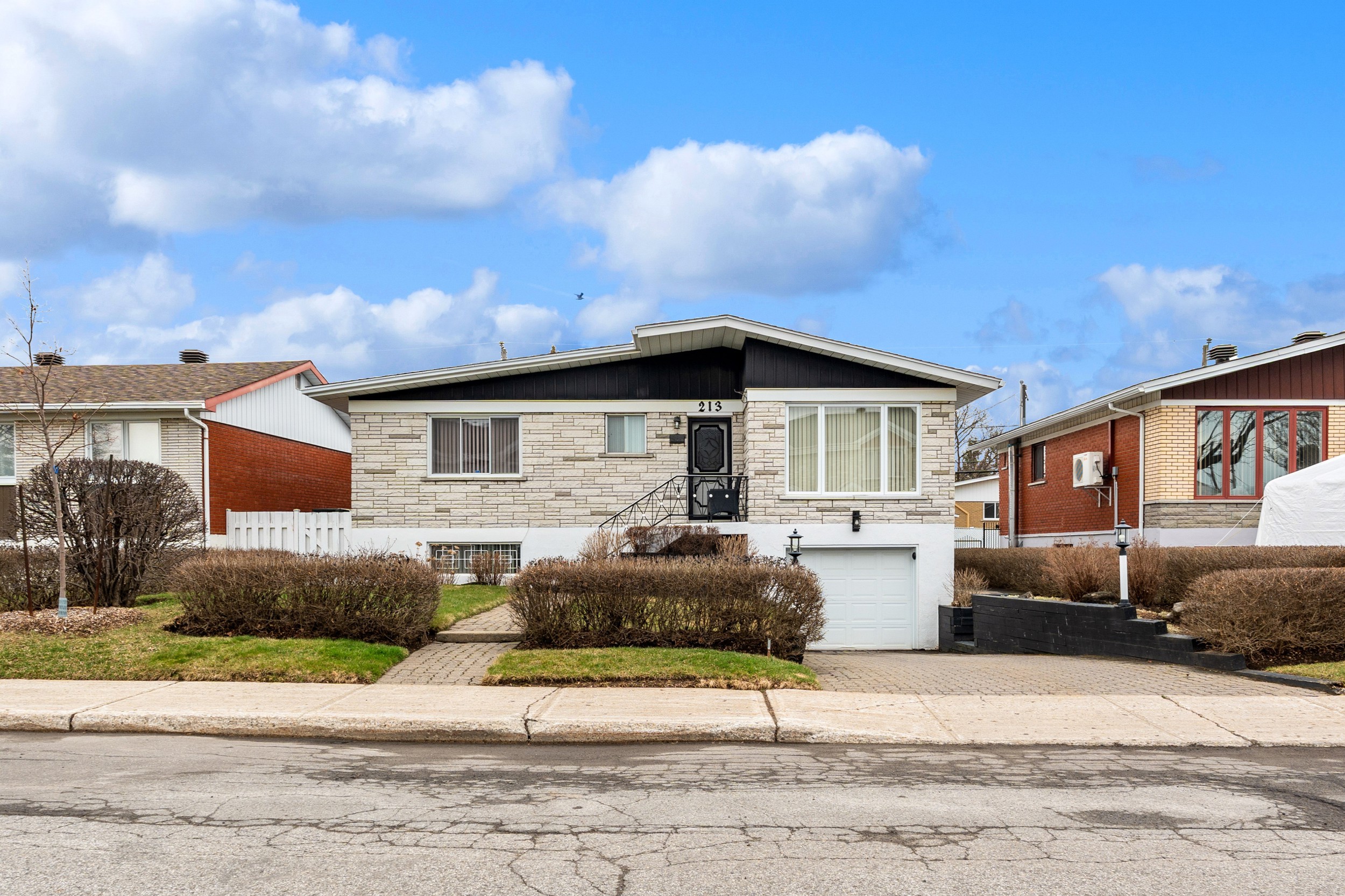 213 Rue de Vendée, Laval, QC H7G 2K9, Canada