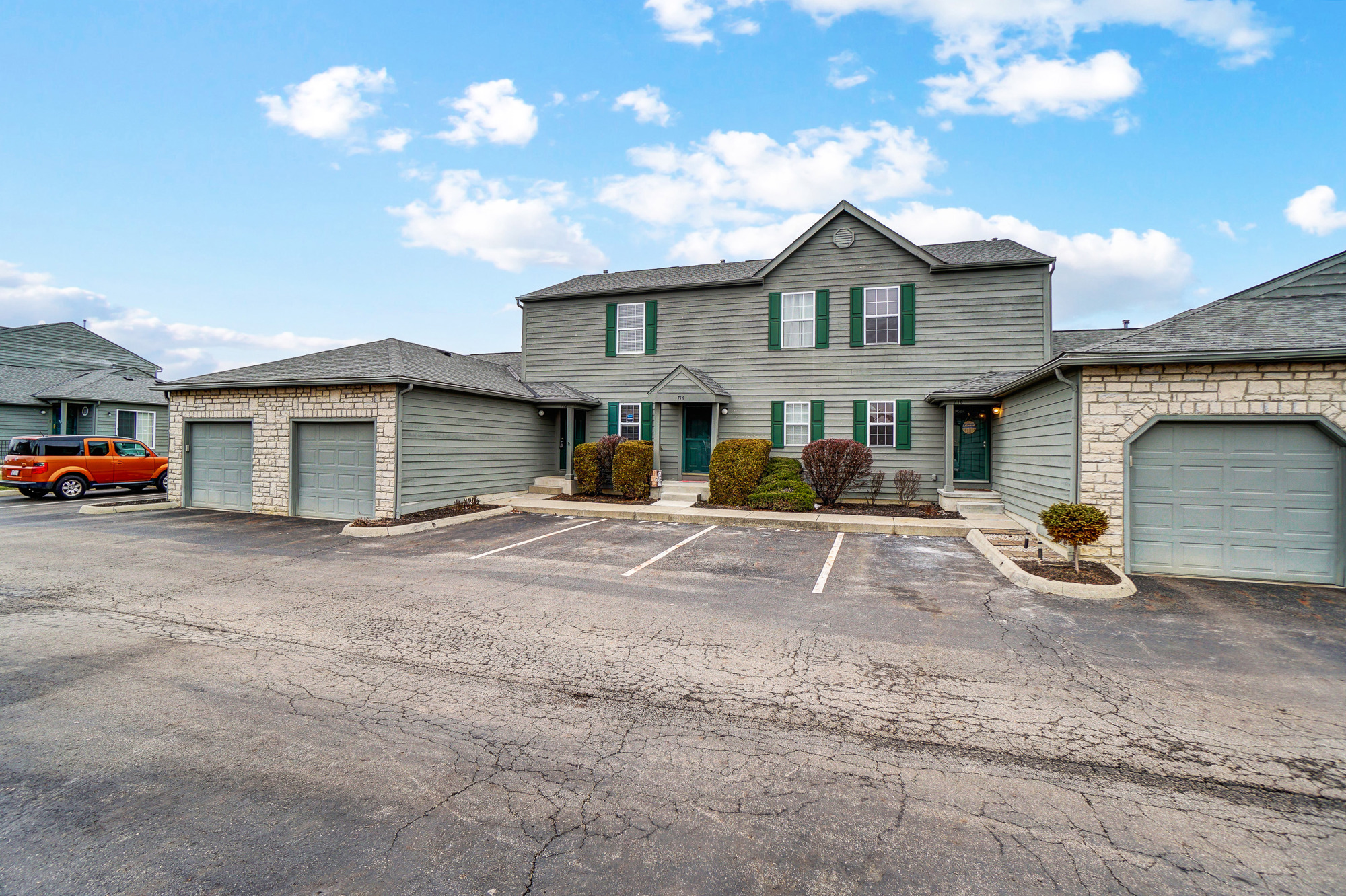 712 Parkbluff Way, Lewis Center, OH 43035, USA